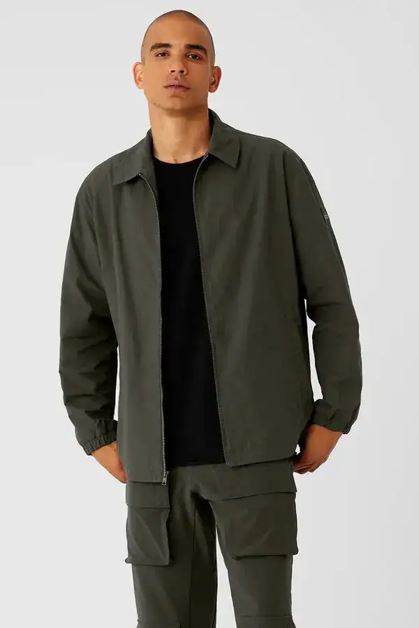 ALO Yoga Torrent Overshirt コーチジャケット Alo Yoga Torrent Overshirt Jacket - Stealth Green | Editorialist